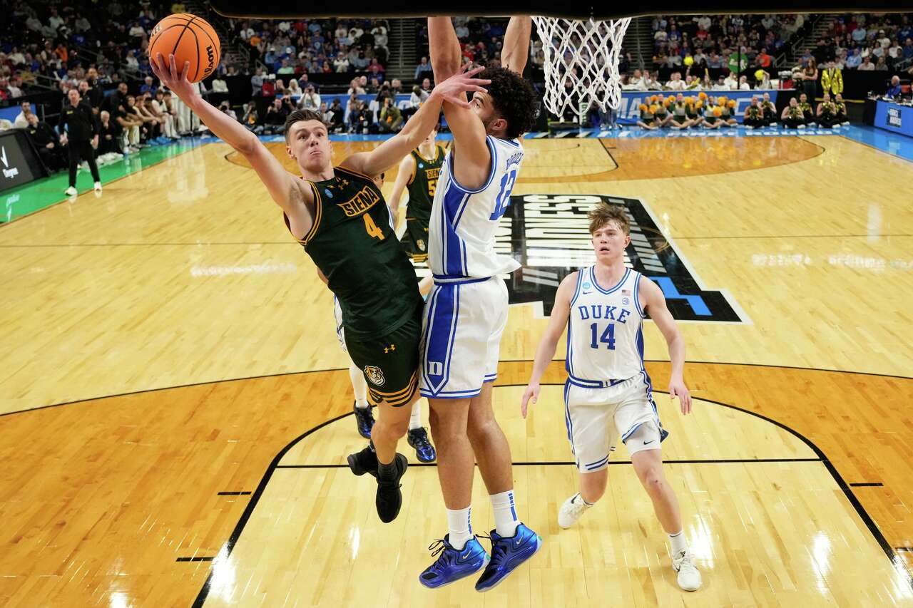 March Madness 2026: Siena basketball falls just short of massive upset ...