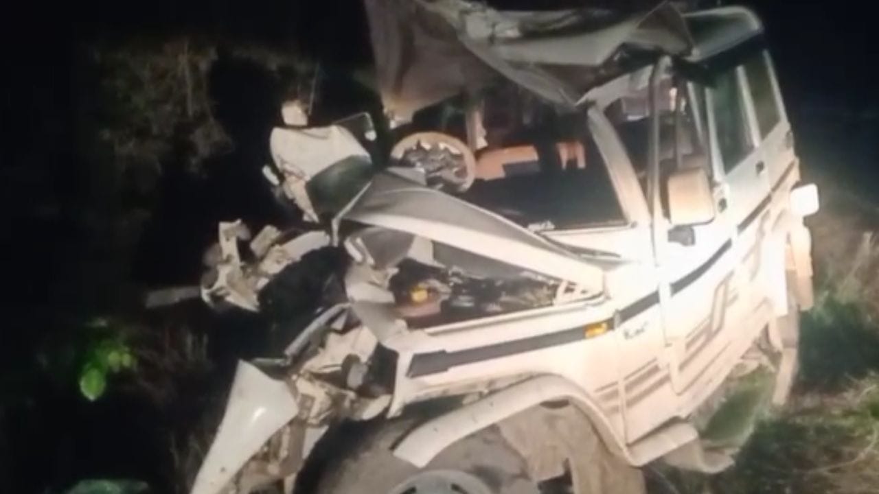 आगरा में भीषण हादसा, श्रद्धालुओं से भरी बोलेरो पेड़ से टकराई, पति-पत्नी ...