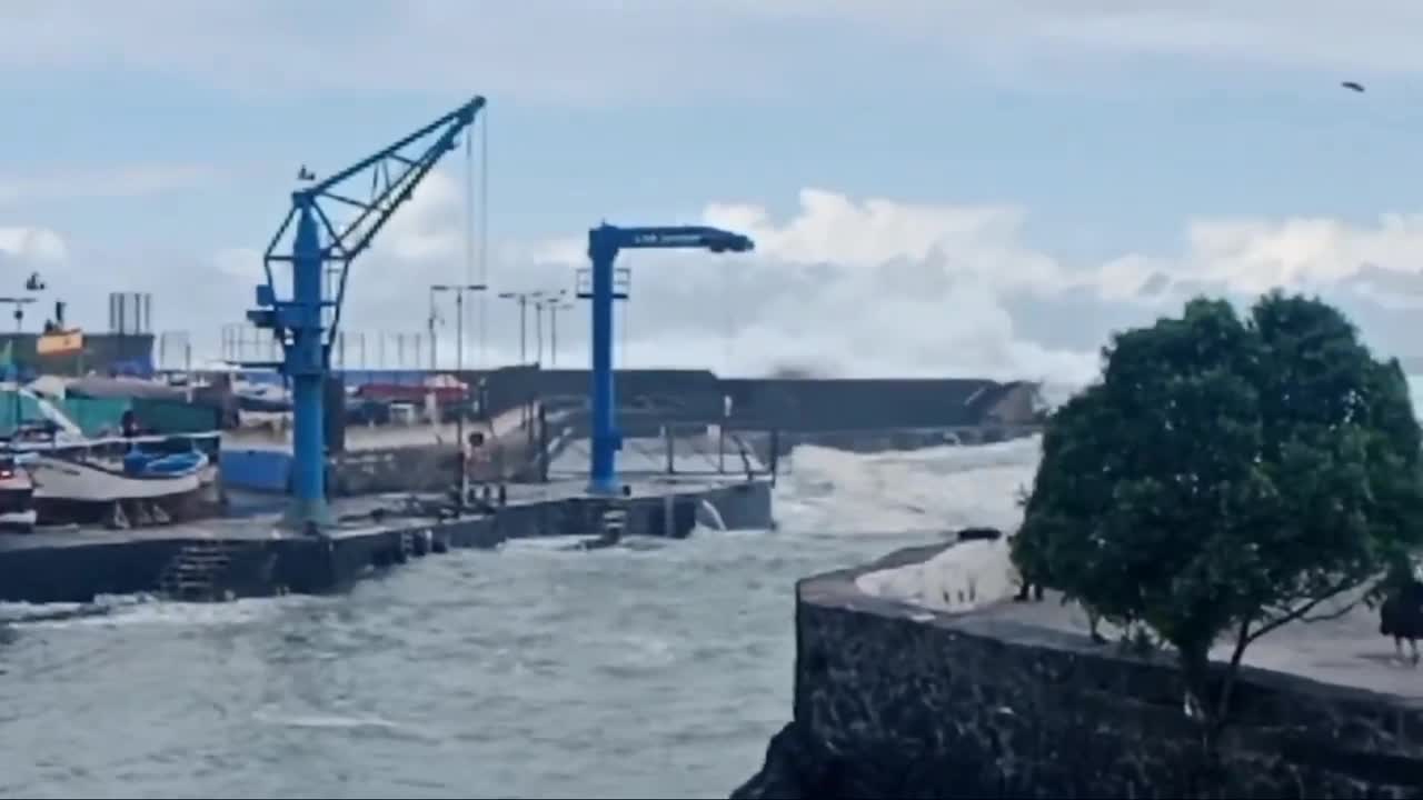 Storm Therese sends massive waves crashing over Tenerife harbor ...