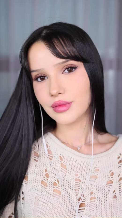 Create a perfect full face makeup look effortlessly