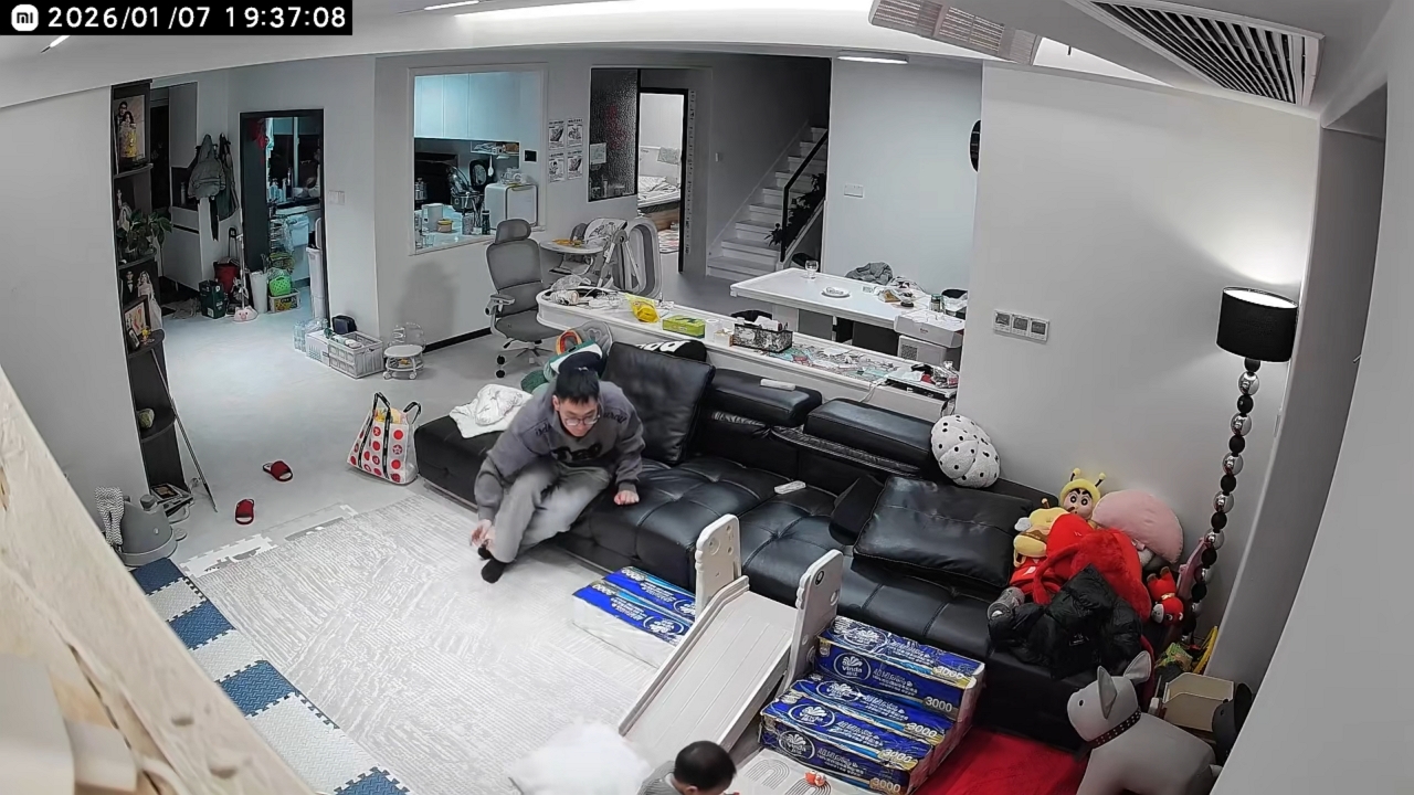 Man quickly tosses pillow to protect falling toddler in Jiangsu, China