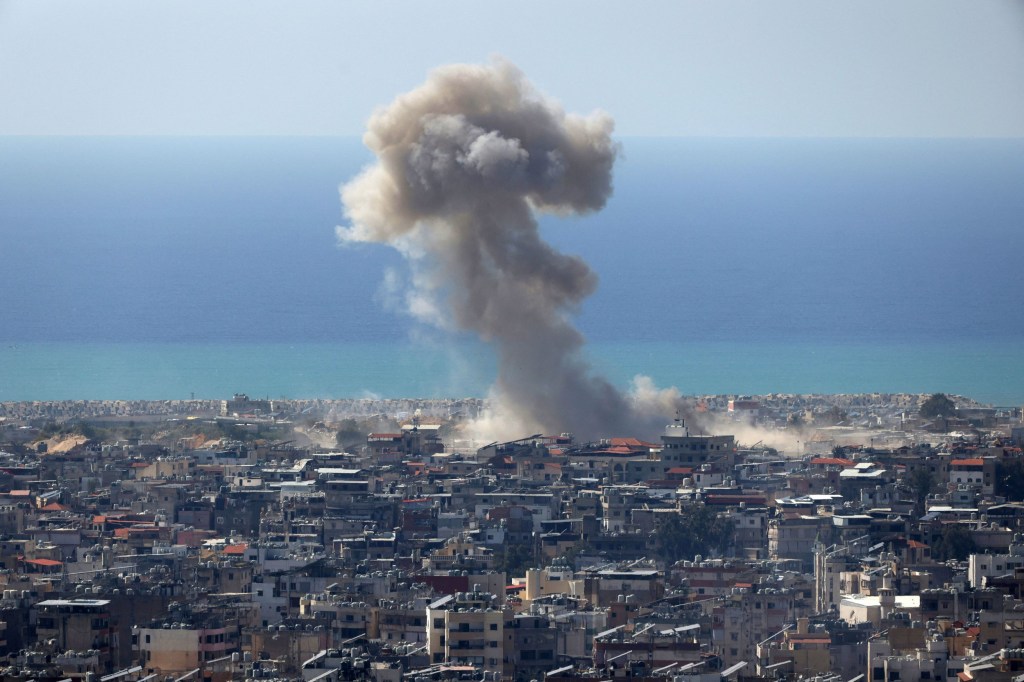 Israeli airstrike lands dangerously close to journalist during report ...