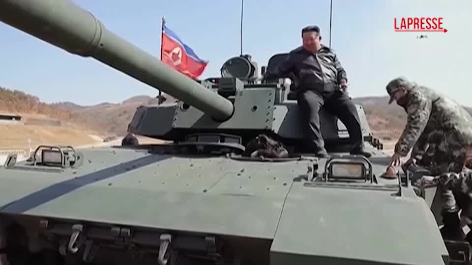 Corea del Nord, Kim sale su un carro armato insieme alla figlia durante ...