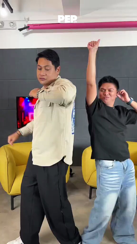 Macoy Dubs does 'Hawak Mo Ang Beat' dance challenge with PEP host #shorts