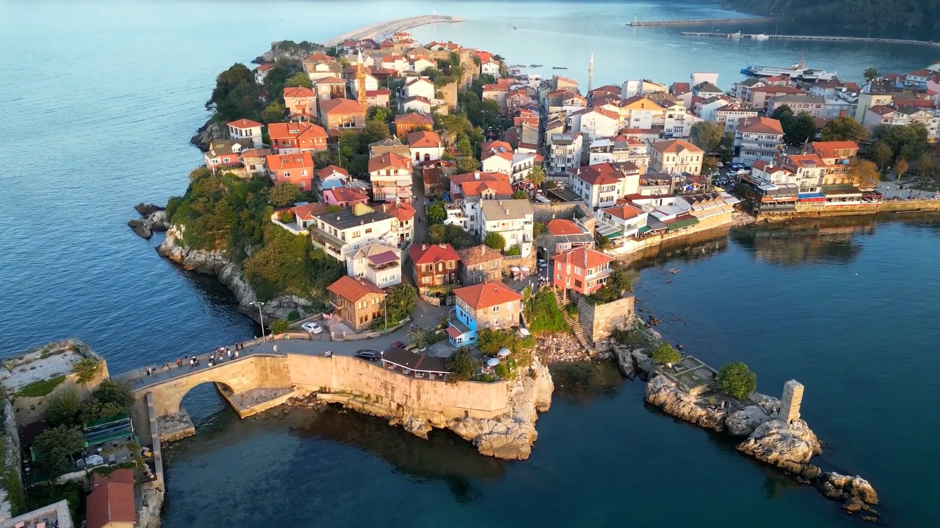 Amasra, Turquie : Un drone découvre une ville portuaire sur la ...