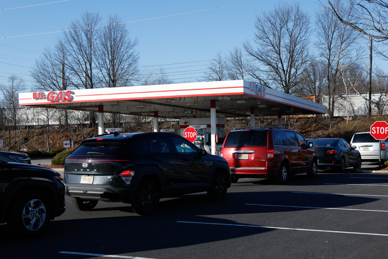 Work from home, carpool and fly less to combat soaring oil prices, IEA says