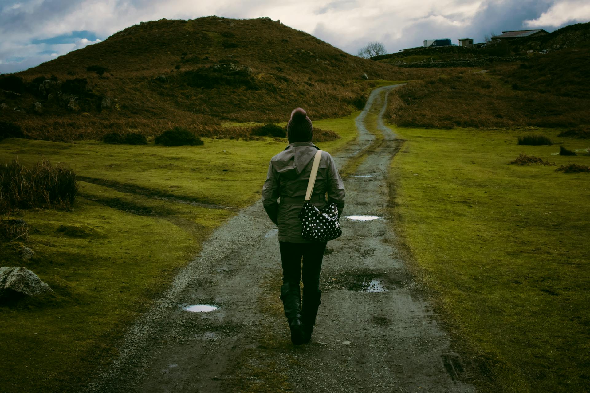 El significado de caminar con las manos en la espalda, según la psicología