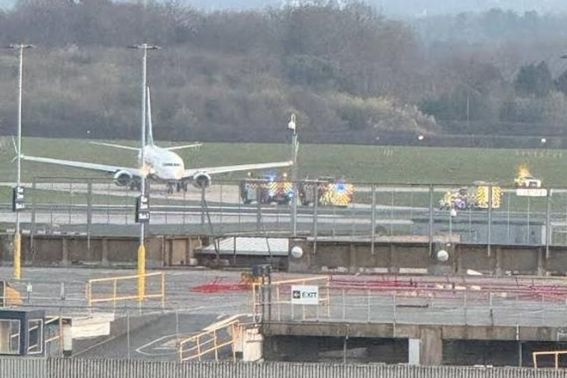 Manchester Airport fire as crews rush to runway after Ryanair plane ...