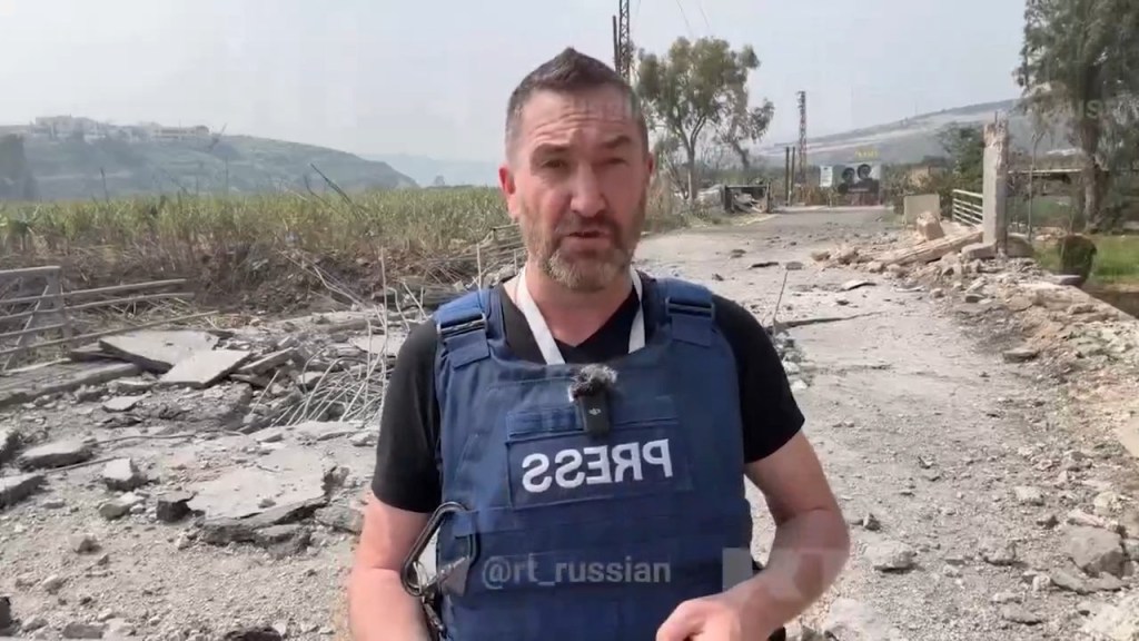Israeli airstrike lands dangerously close to journalist during report ...