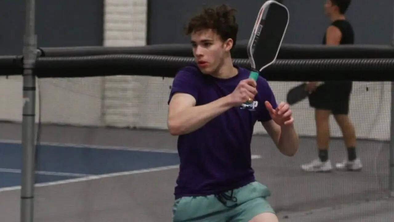 How to spot a damaged pickleball paddle? Sebastian Dulmage shows the signs