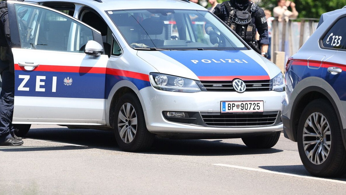 Mann will in Auto einbrechen, Polizisten sehen alles