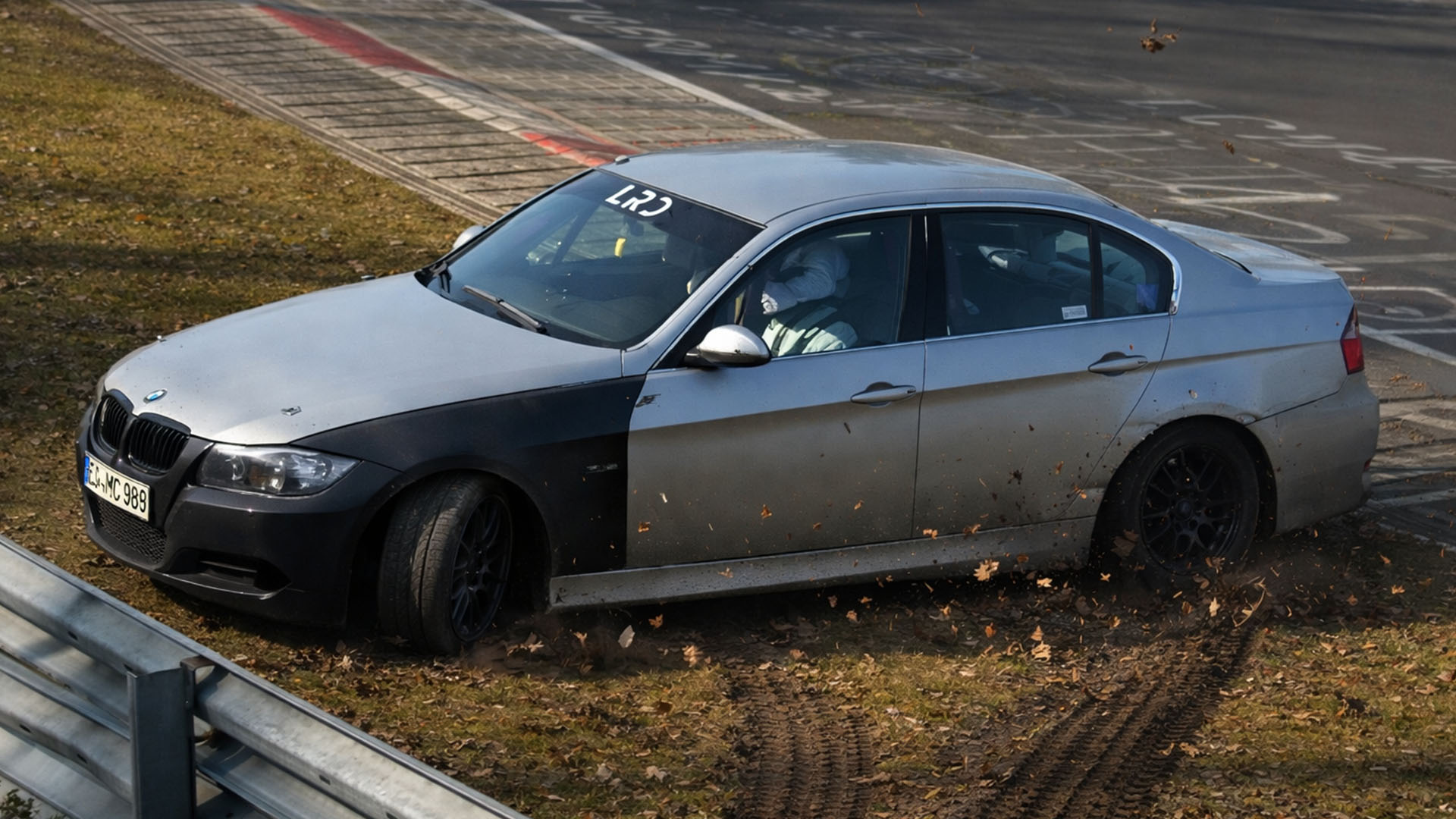 Drivers face dangerous moments at Nordschleife and run off track
