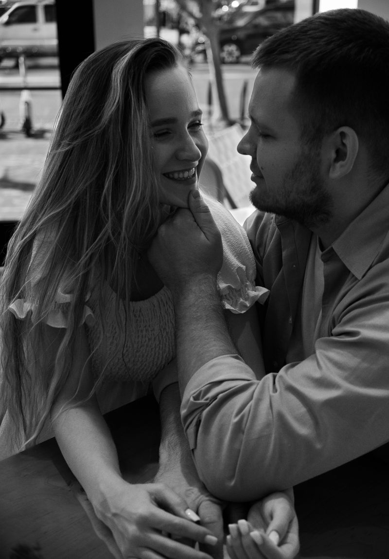 Subtle signs that reveal a woman’s genuine love, according to legal and ...