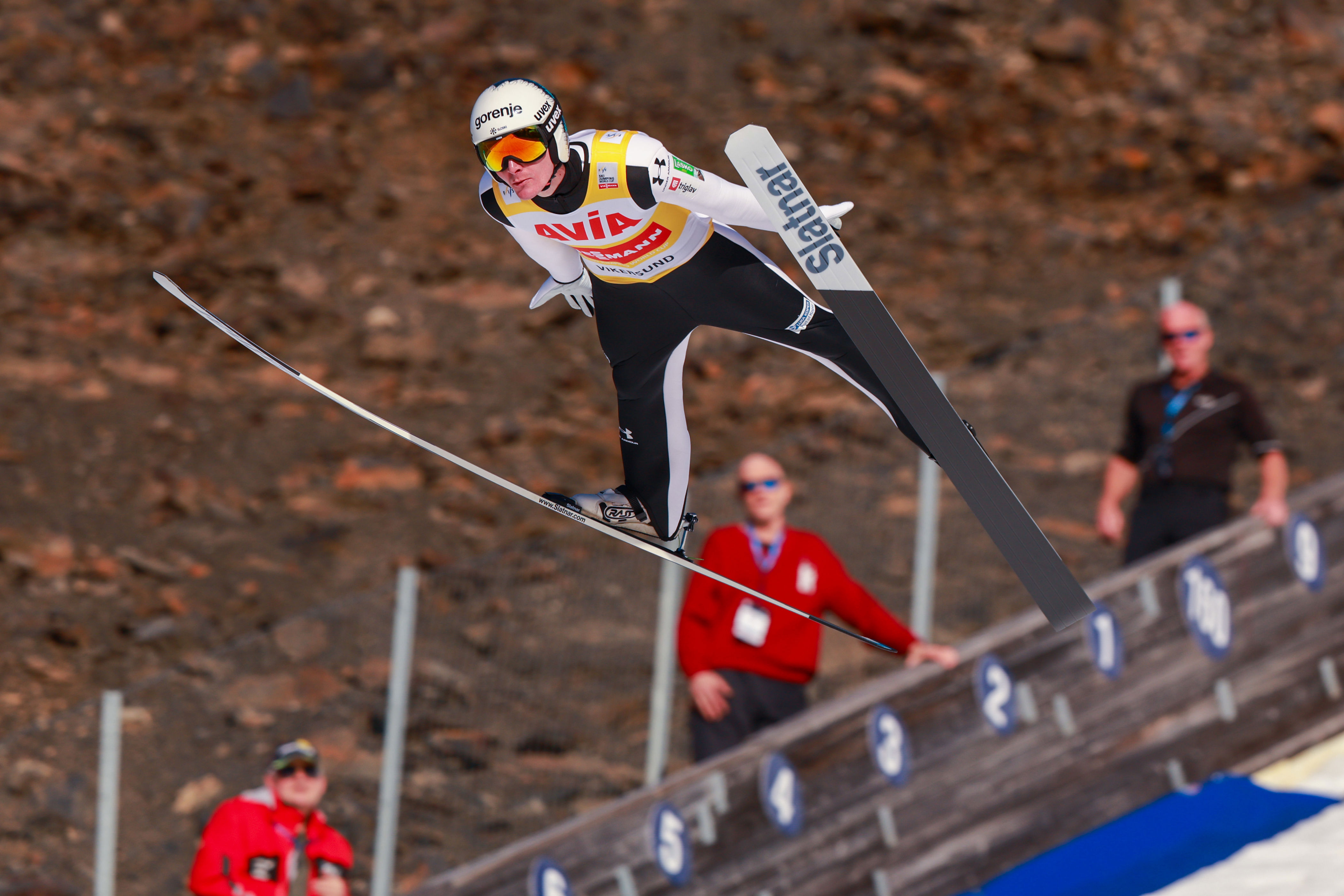 Drømmehopp av norsk hopptalent i Vikersund: – Oi oi oi, han er i kalasform!