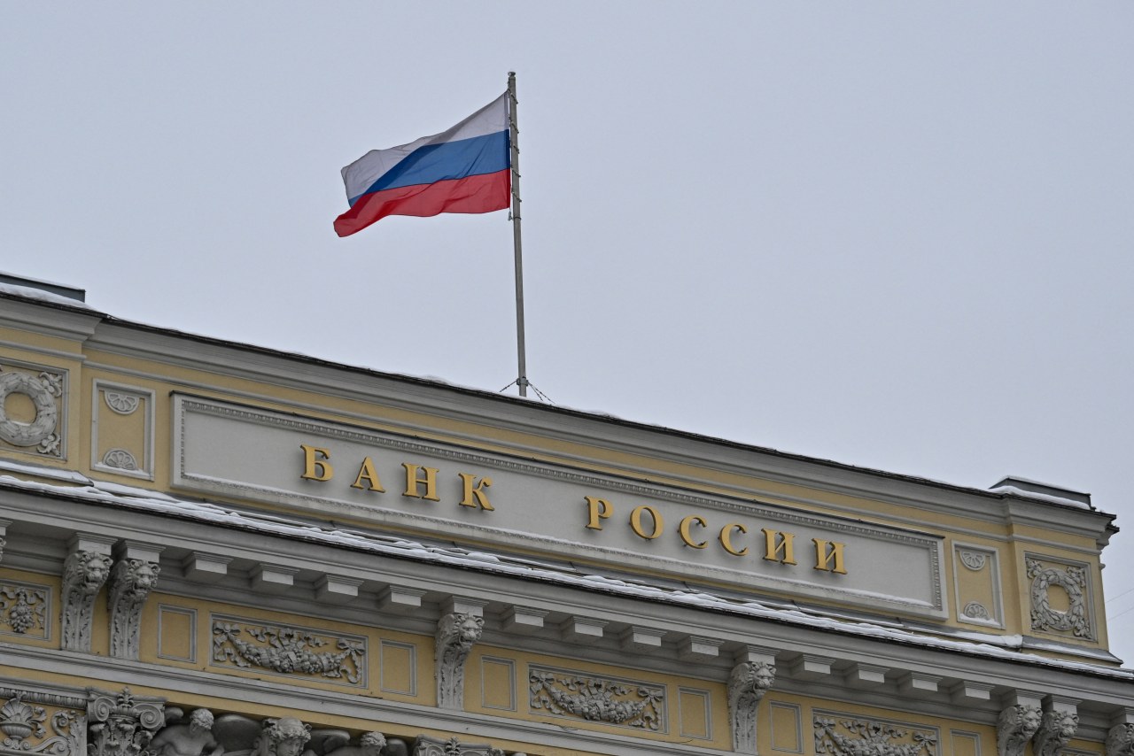 Russia central bank lowers key rate despite oil-price boost