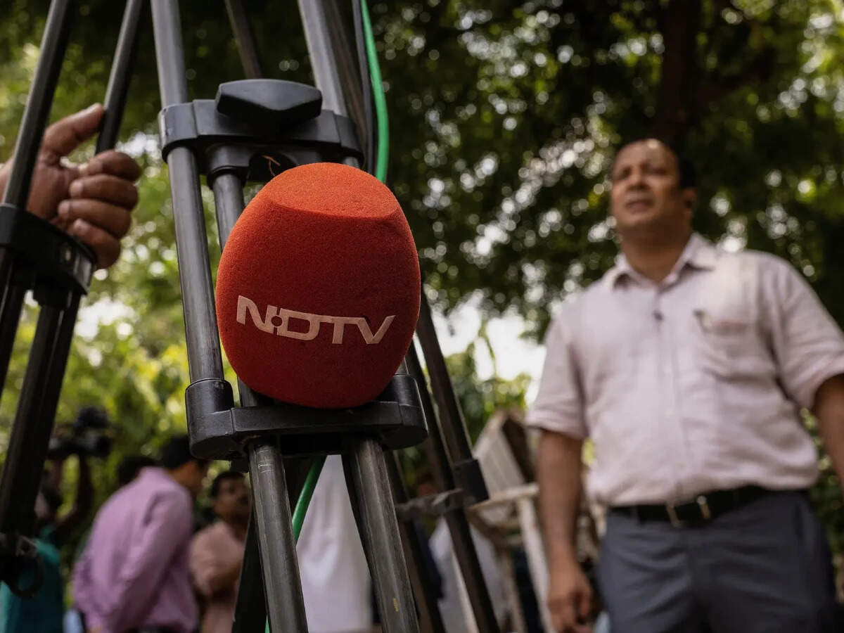 Delhi HC quashes look-out circular against NDTV founders Prannoy ...