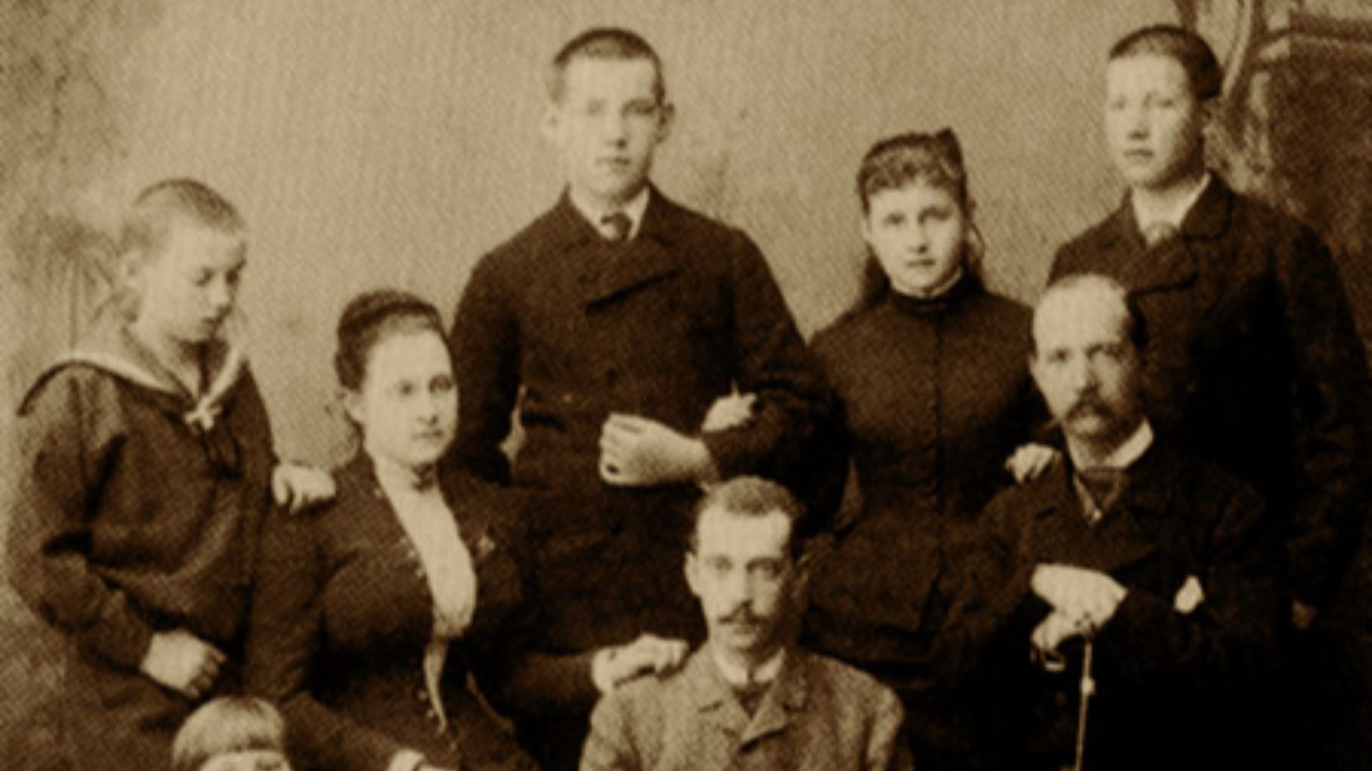 10 royal families that secretly ran out of money & 10 that stayed rich