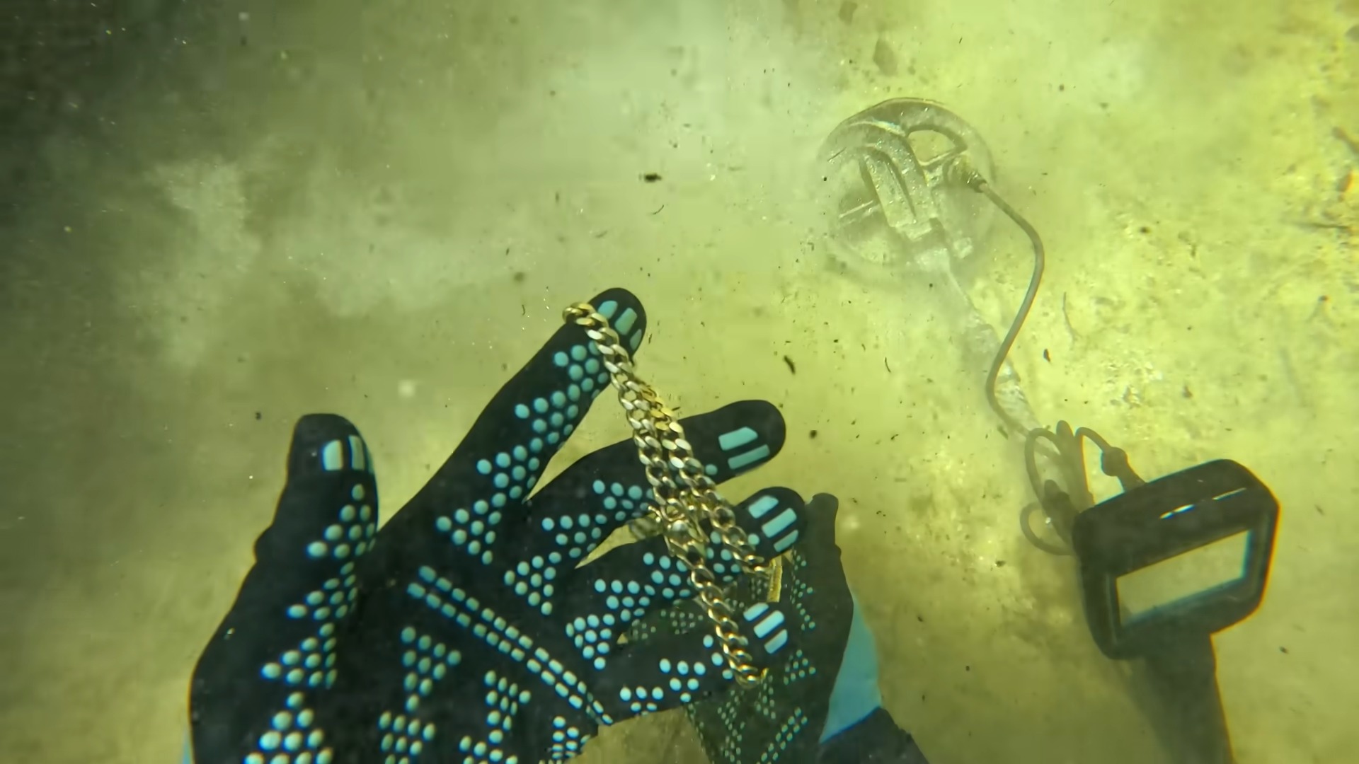 I found an iPhone underwater then pulled up a $7,000 gold chain