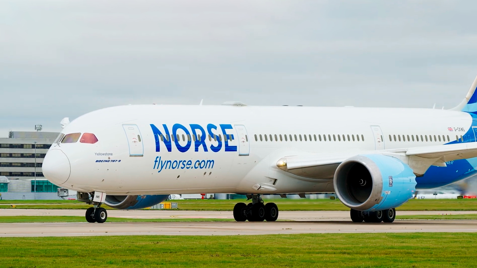 Empty Boeing 787 takeoff caught on camera