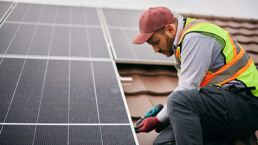Solar stock makes massive breakout as analyst issues Street's sole buy ...