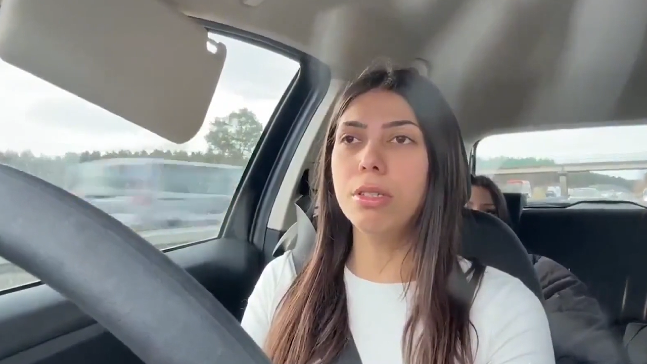 Streamer gets excited to drive on a German highway without speed limit ...