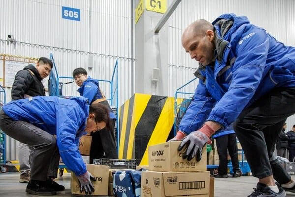 Coupang's Rogers, Democratic Party's Yeom complete 10-hour dawn delivery