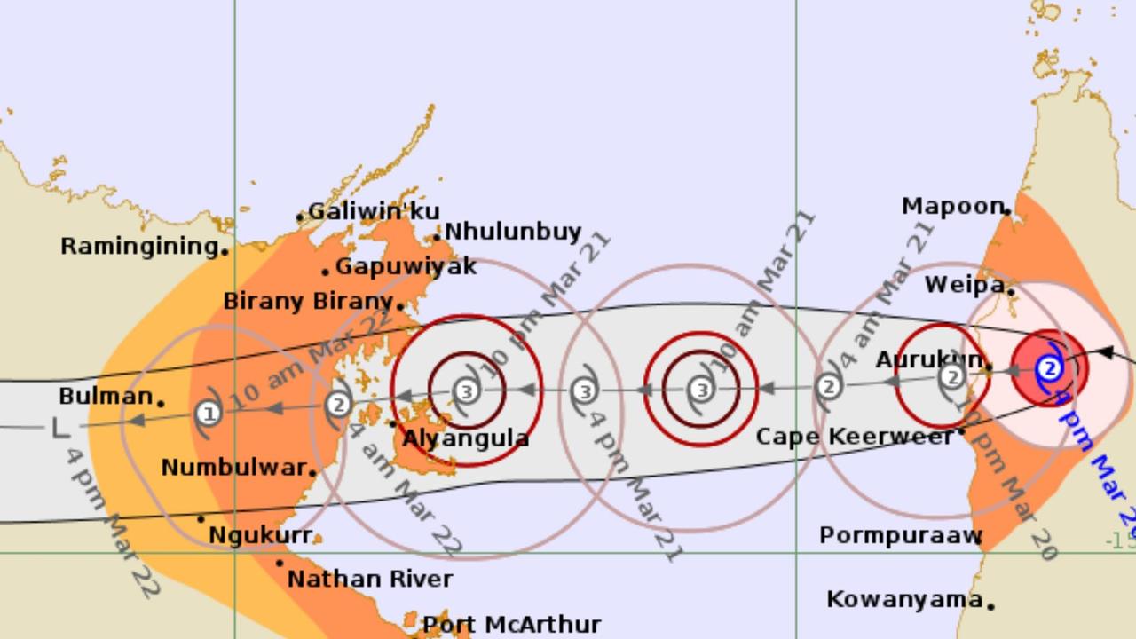 ‘Destructive’ cyclone begins to affect NT