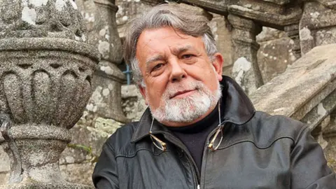 La Galicia inédita en una exposición con grafismo plasmado
