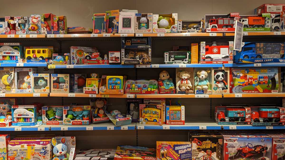 Poor boy 'worked' at a toy store every Saturday – one day, the store ...
