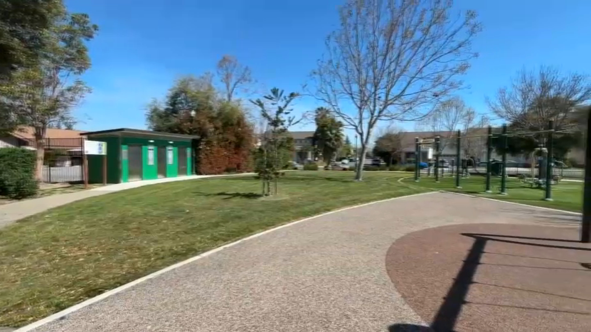 Residentes denuncian que baños públicos del parque Joel Davis no ...