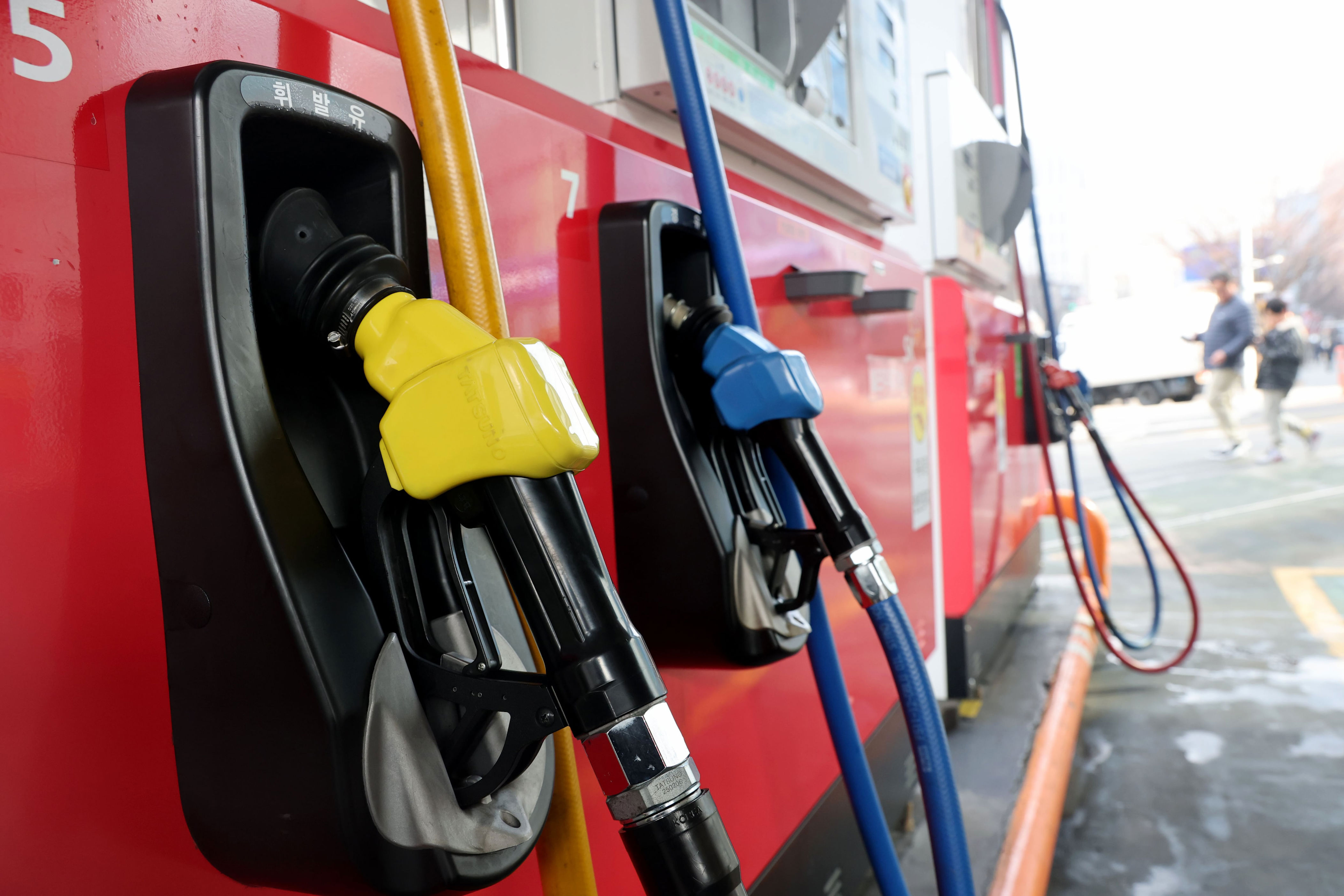 Gas prices drop nationwide under new oil price ceiling