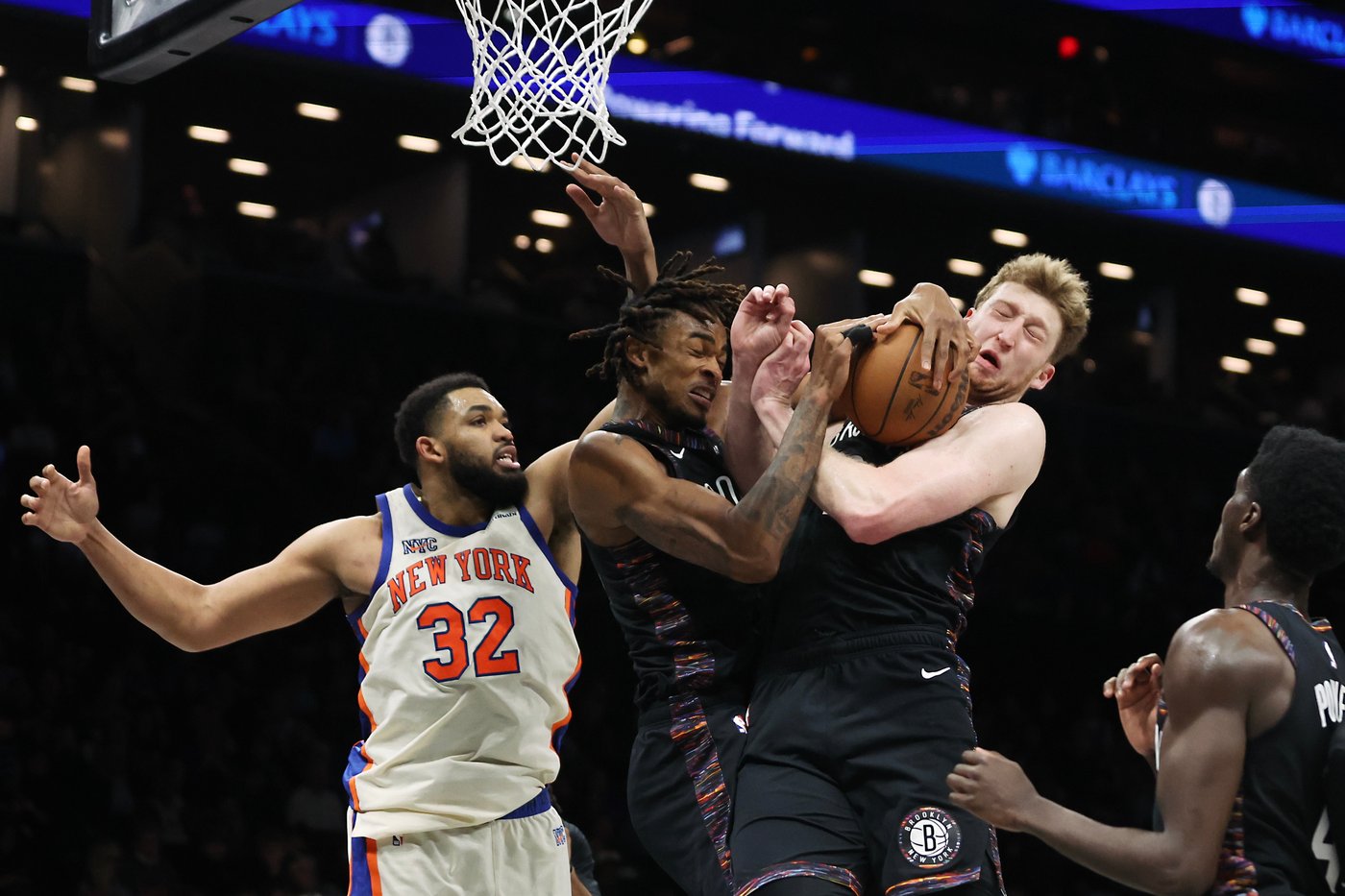 Knicks edge Nets 93-92 for their 14th straight victory in the New York ...