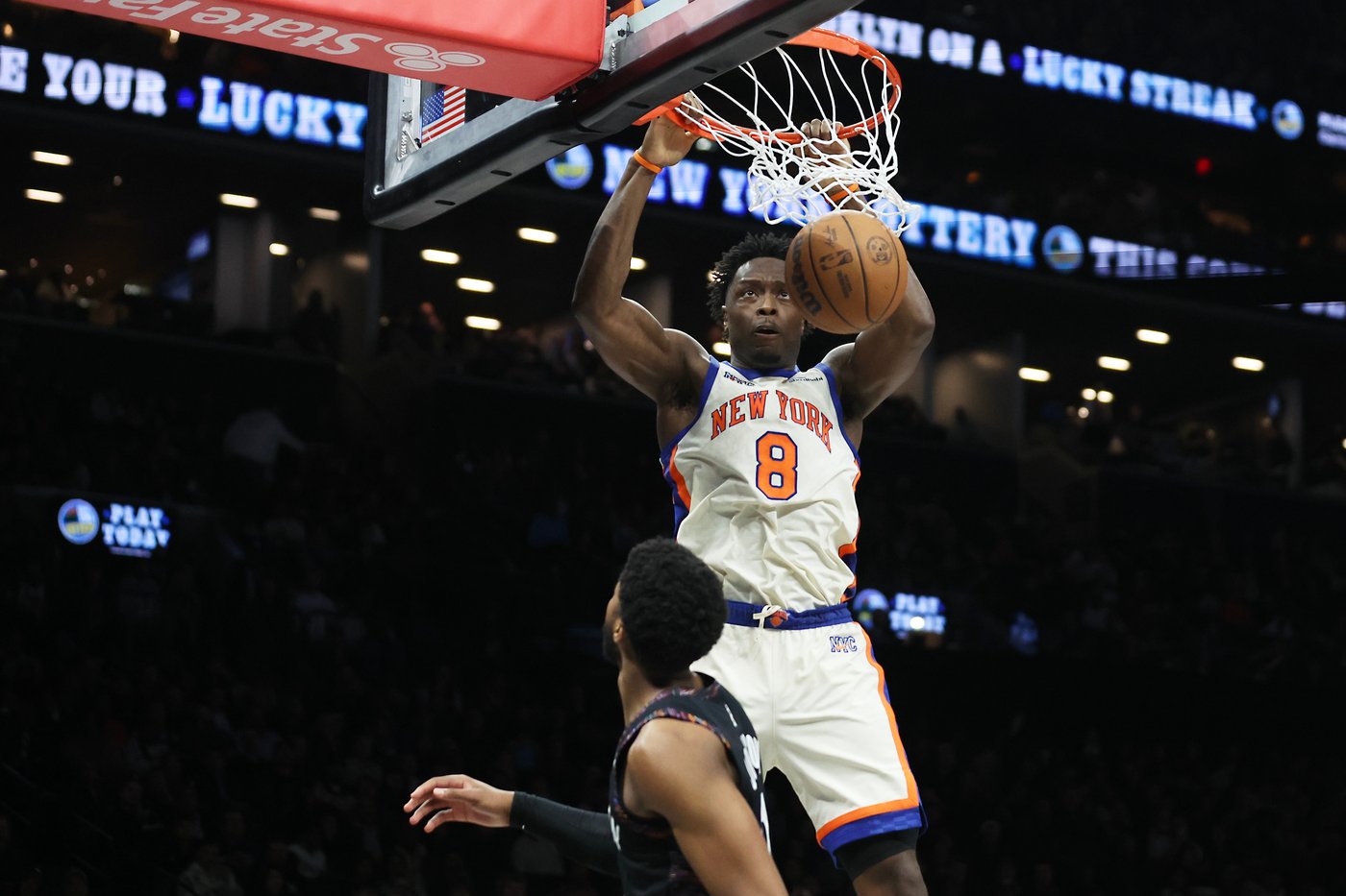 Knicks edge Nets 93-92 for their 14th straight victory in the New York ...