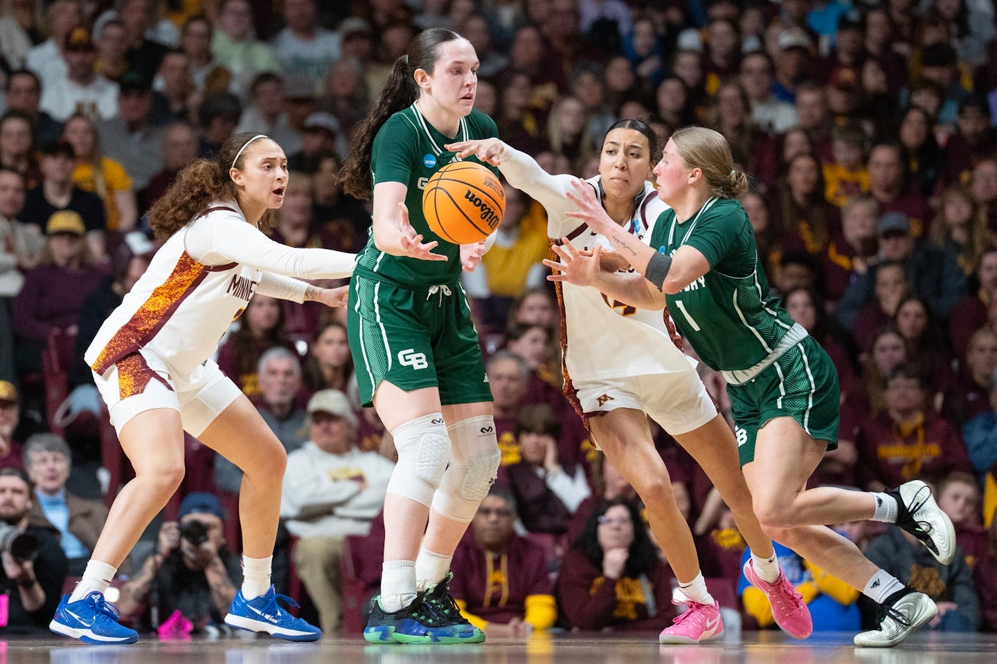 Scoggins: Amaya Battle helps loosen Gophers up in NCAA tournament opener