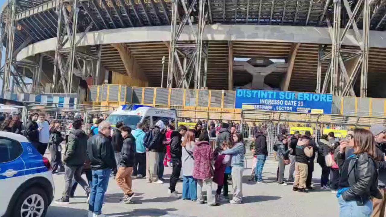 Giornate Fai, a migliaia in coda per la visita allo Stadio Maradona