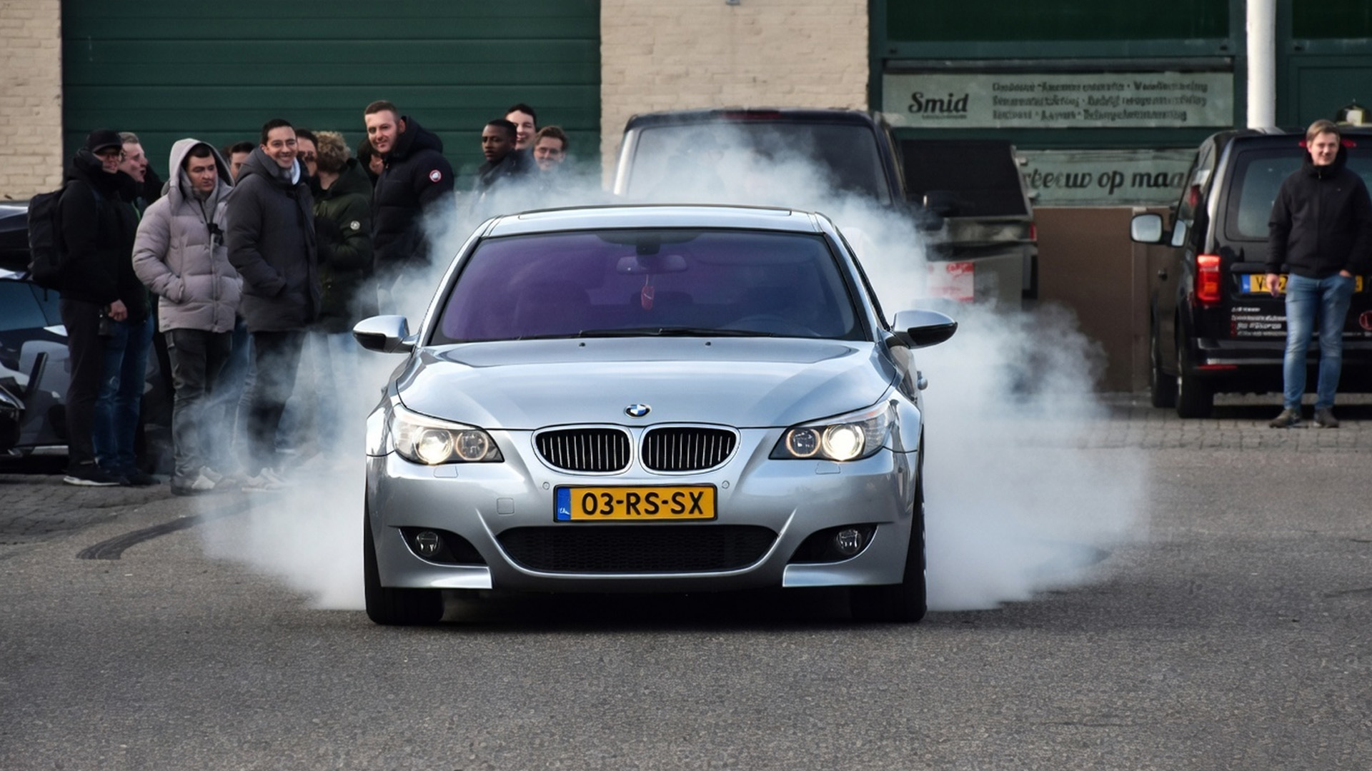 Público assiste a BMW M5 queimando pneu e perde o controle