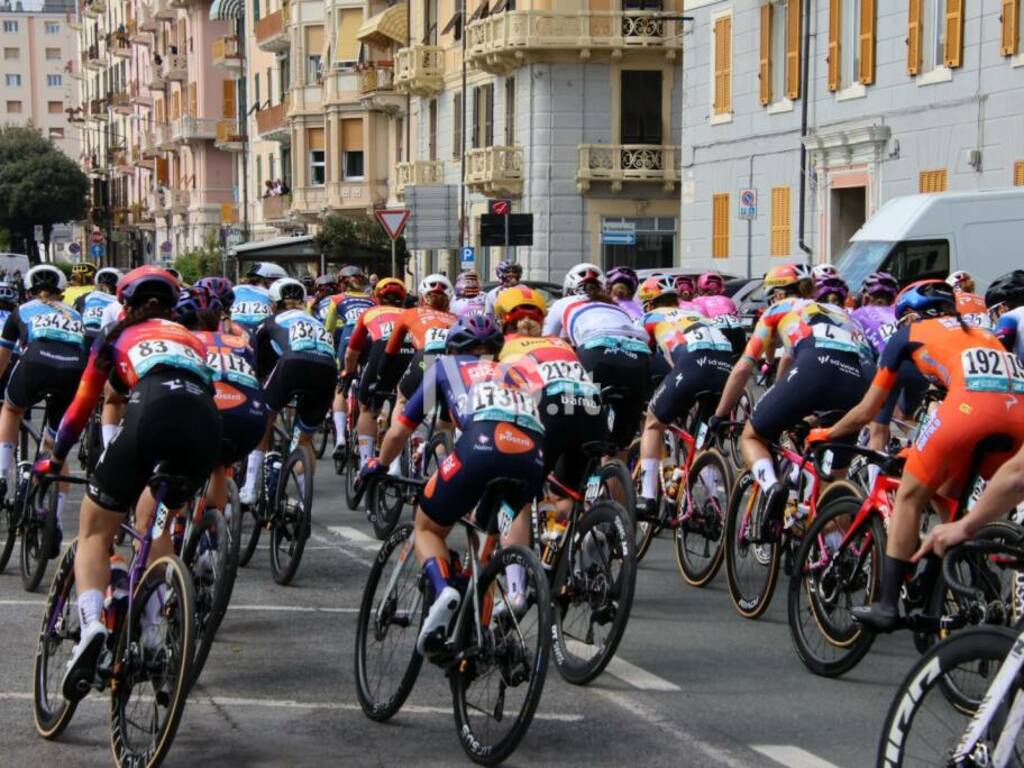 Milano Sanremo Women, terribile caduta sulla discesa della Cipressa per ...