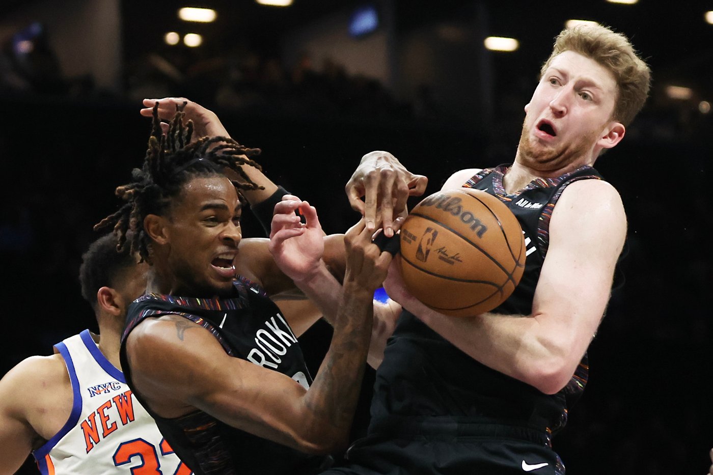 Knicks edge Nets 93-92 for their 14th straight victory in the New York ...