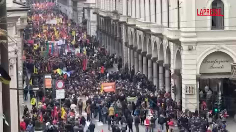 Torino, la manifestazione di Libera per le vittime della mafia. Don ...