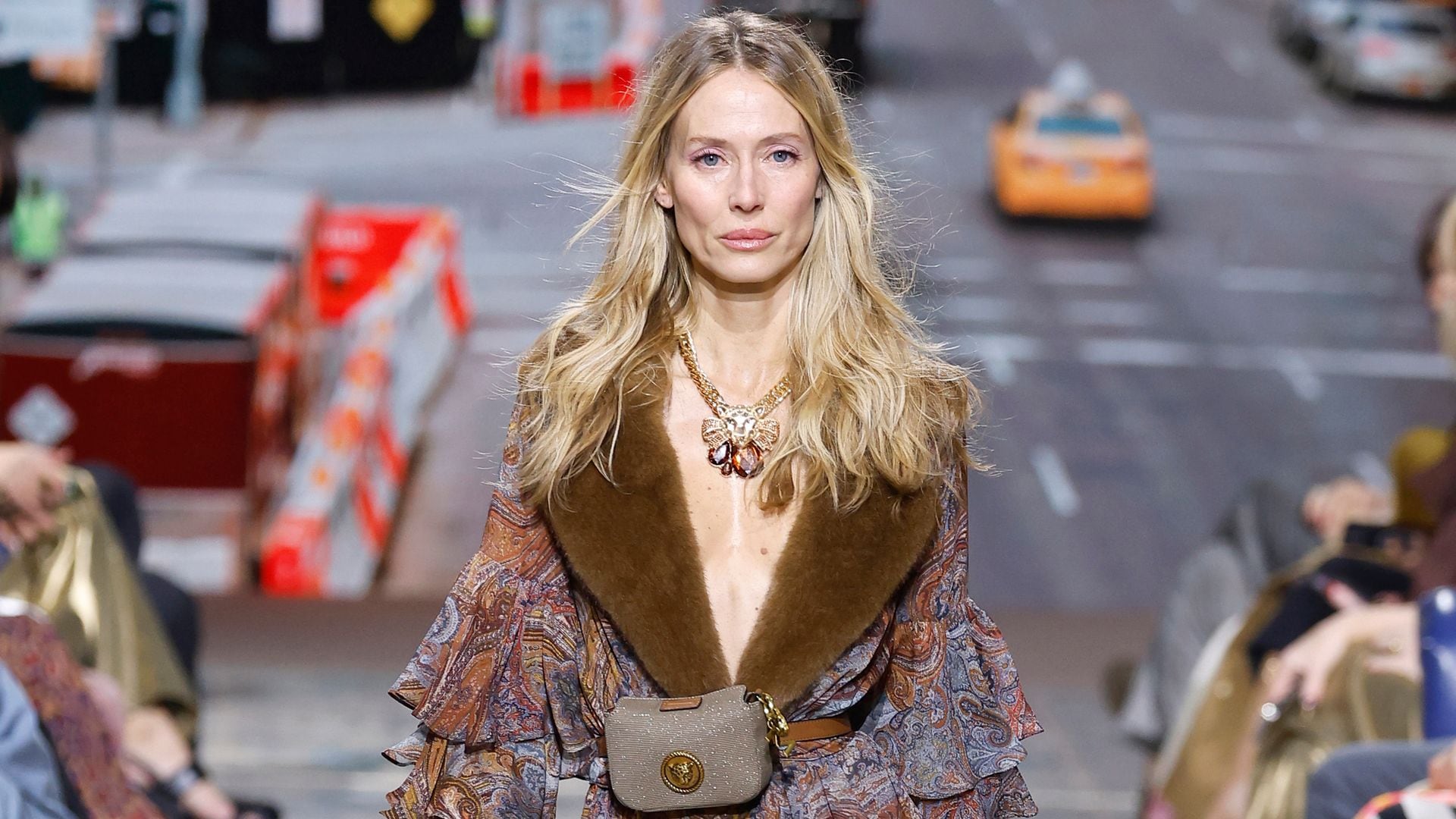 Vanesa Lorenzo abre el desfile más bohemio de Lola Casademunt: vestidos ...