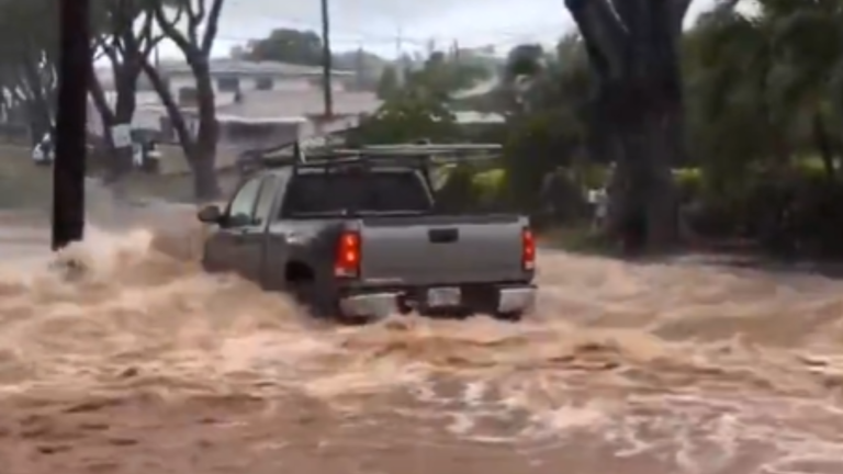 Hawaii flash flooding update: Thousands evacuated, Oahu dam at risk ...