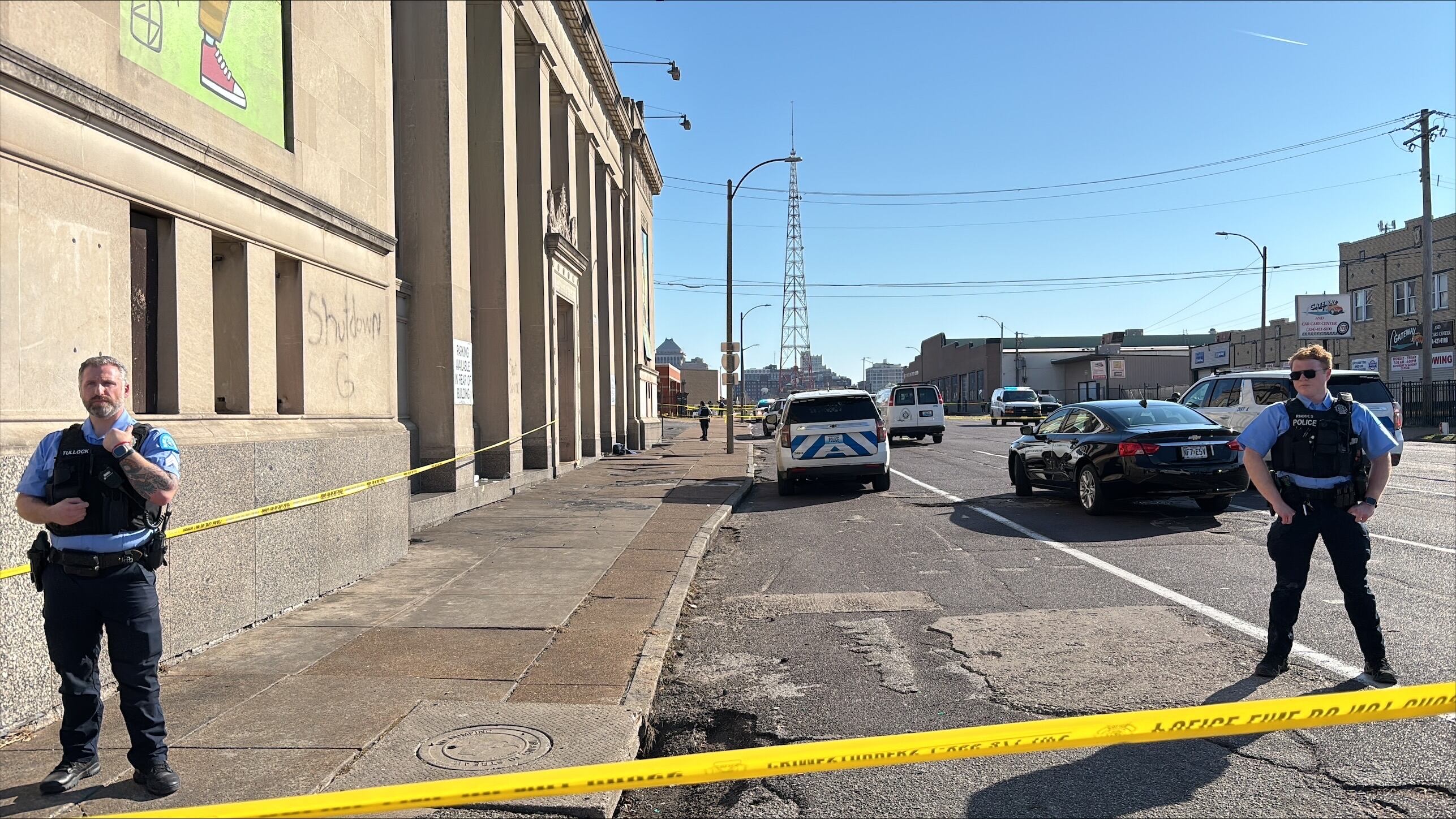 Man in custody after multiple people shot, 2 dead in Carr Square ...
