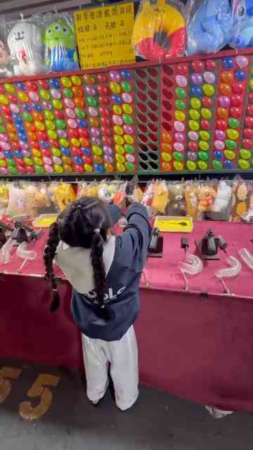 Little girl more accurate than most adults in the carnival game