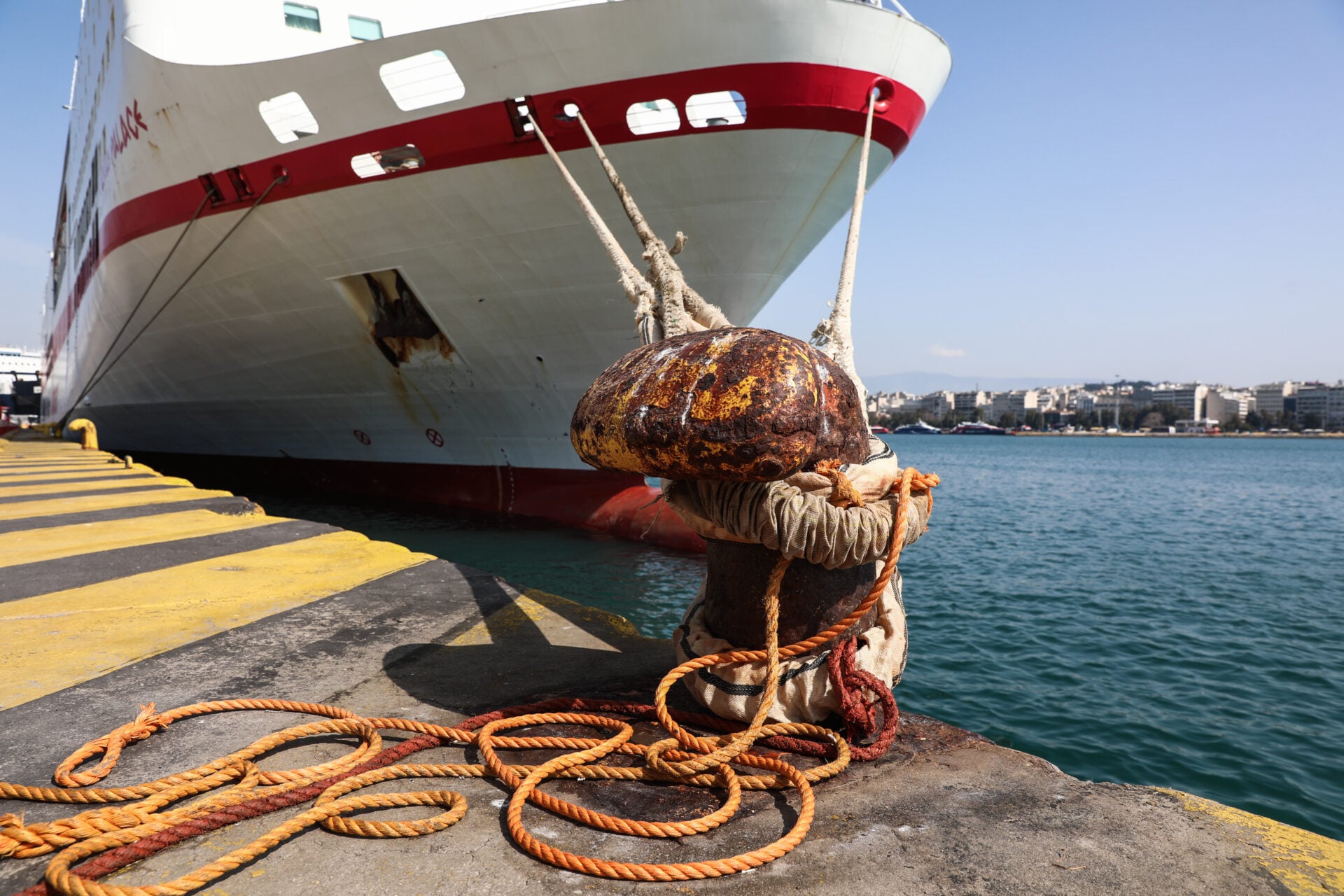 Ένταση στο λιμάνι της Λέρου: Περισσότεροι από 30 μετανάστες επιχείρησαν ...