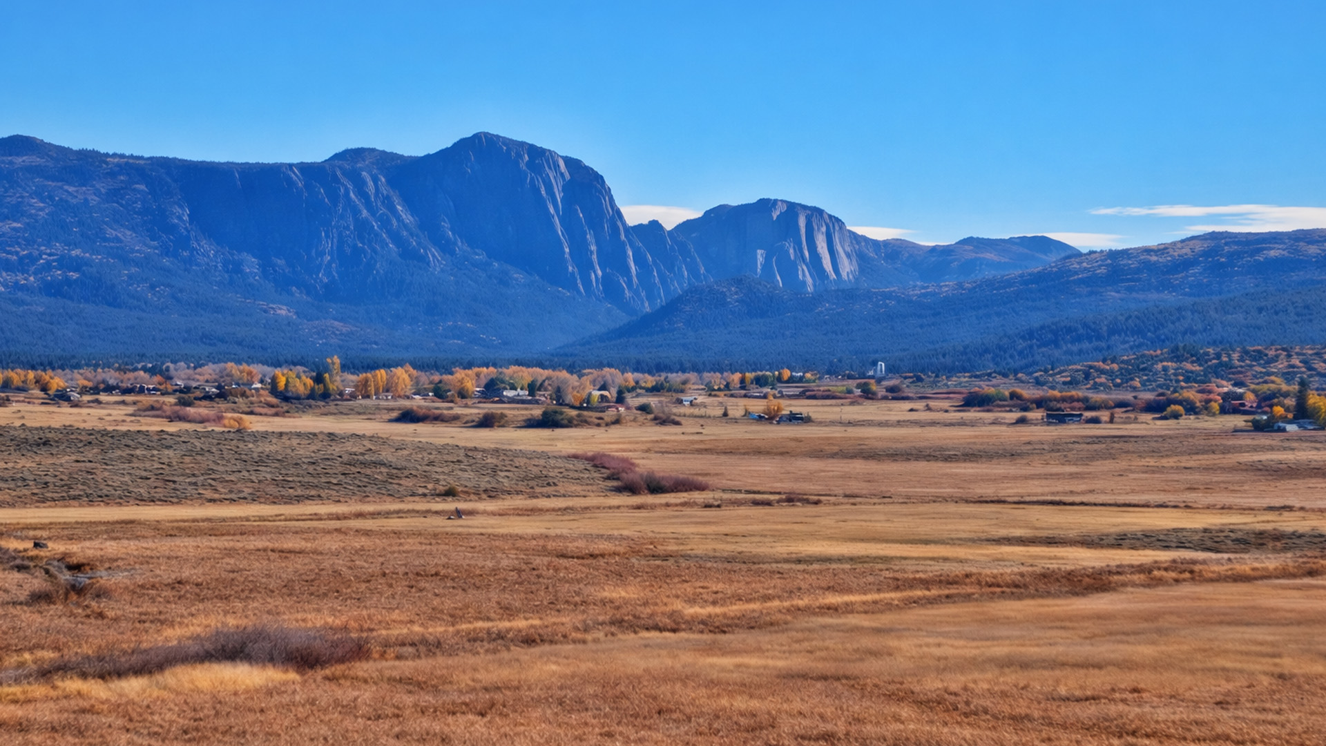 The cliffs that rise above wide open plains in New Mexico