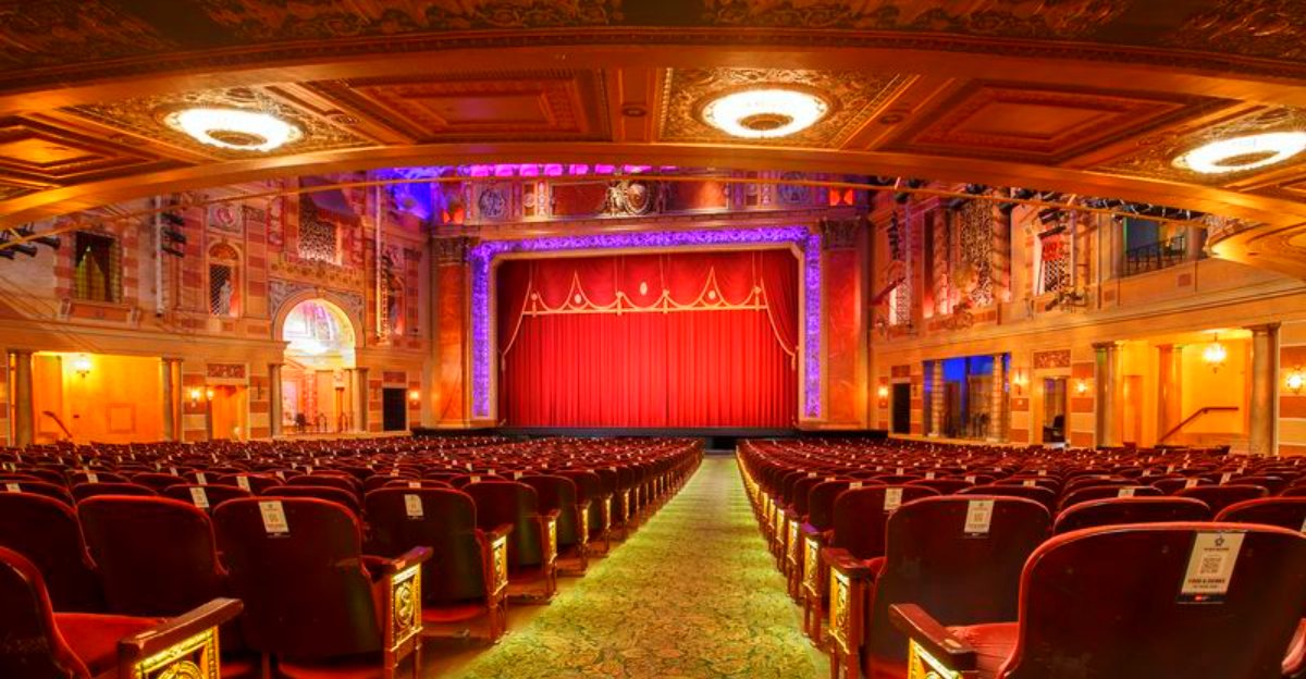 14 US cities that still have old-school movie palaces
