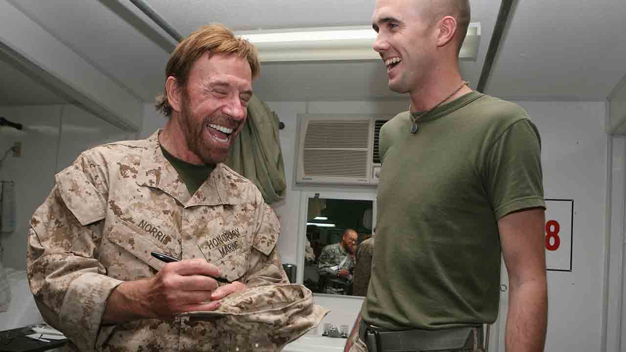 Chuck Norris hyldes af marines med en sætning, der matcher hans berømmelse