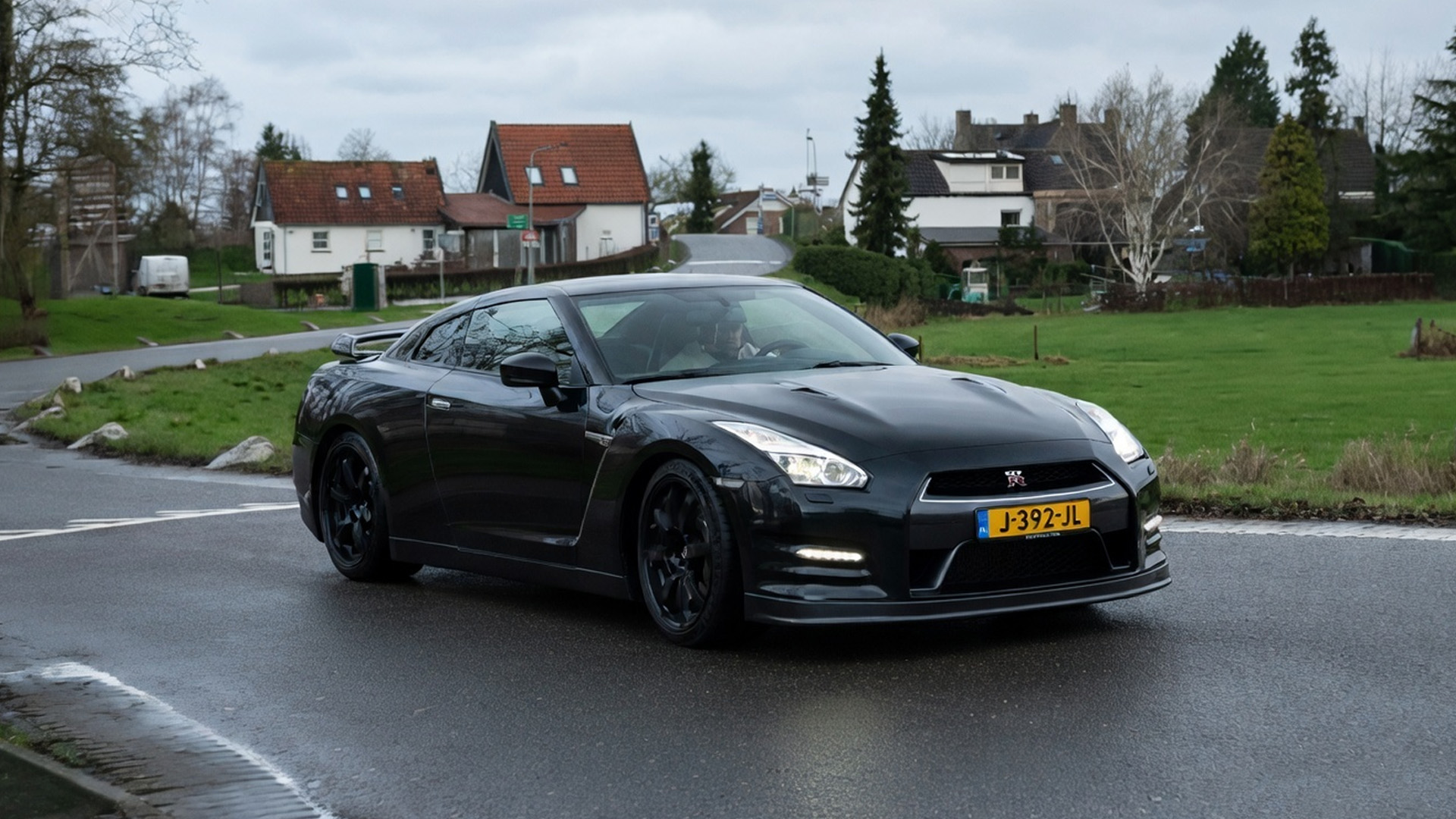 Nissan GTR R35 moves smoothly then suddenly picks up speed