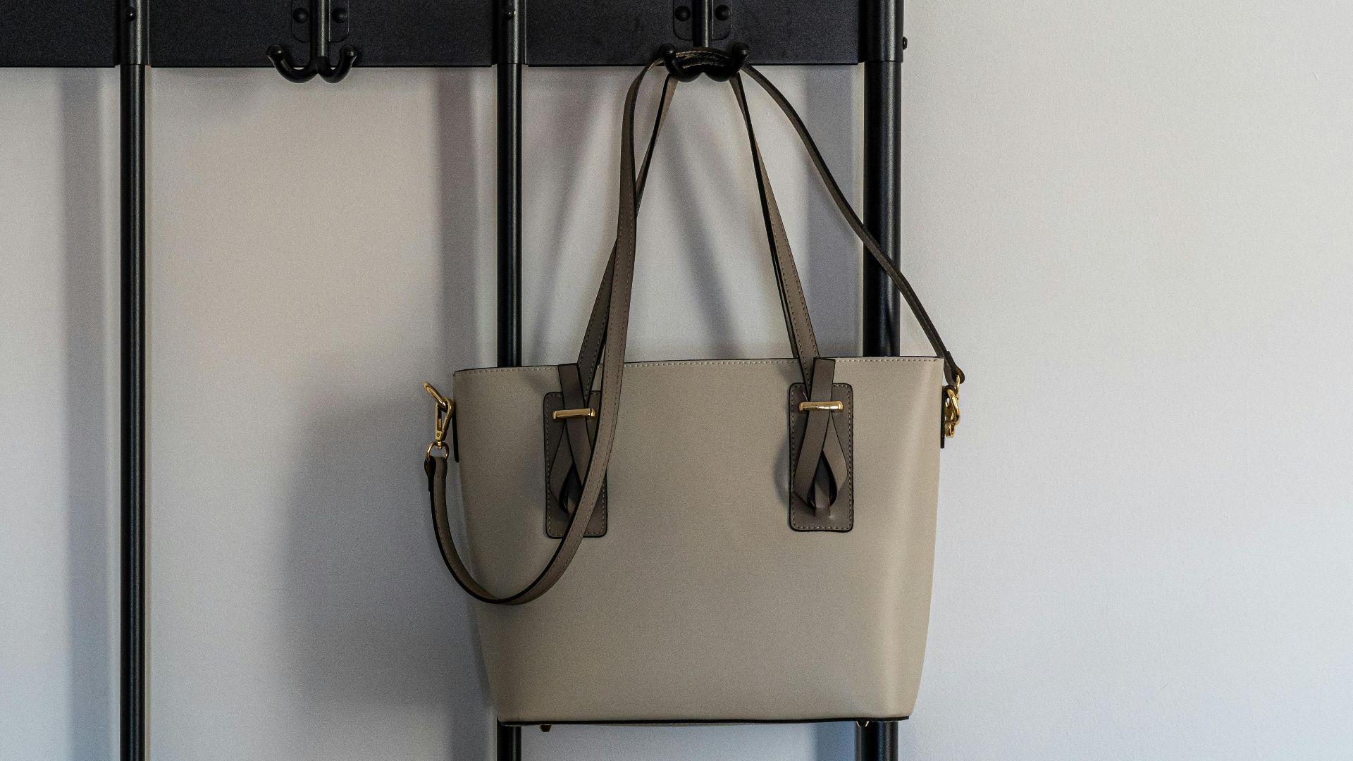 10 useless necessities you don't need in your purse & 10 you actually do