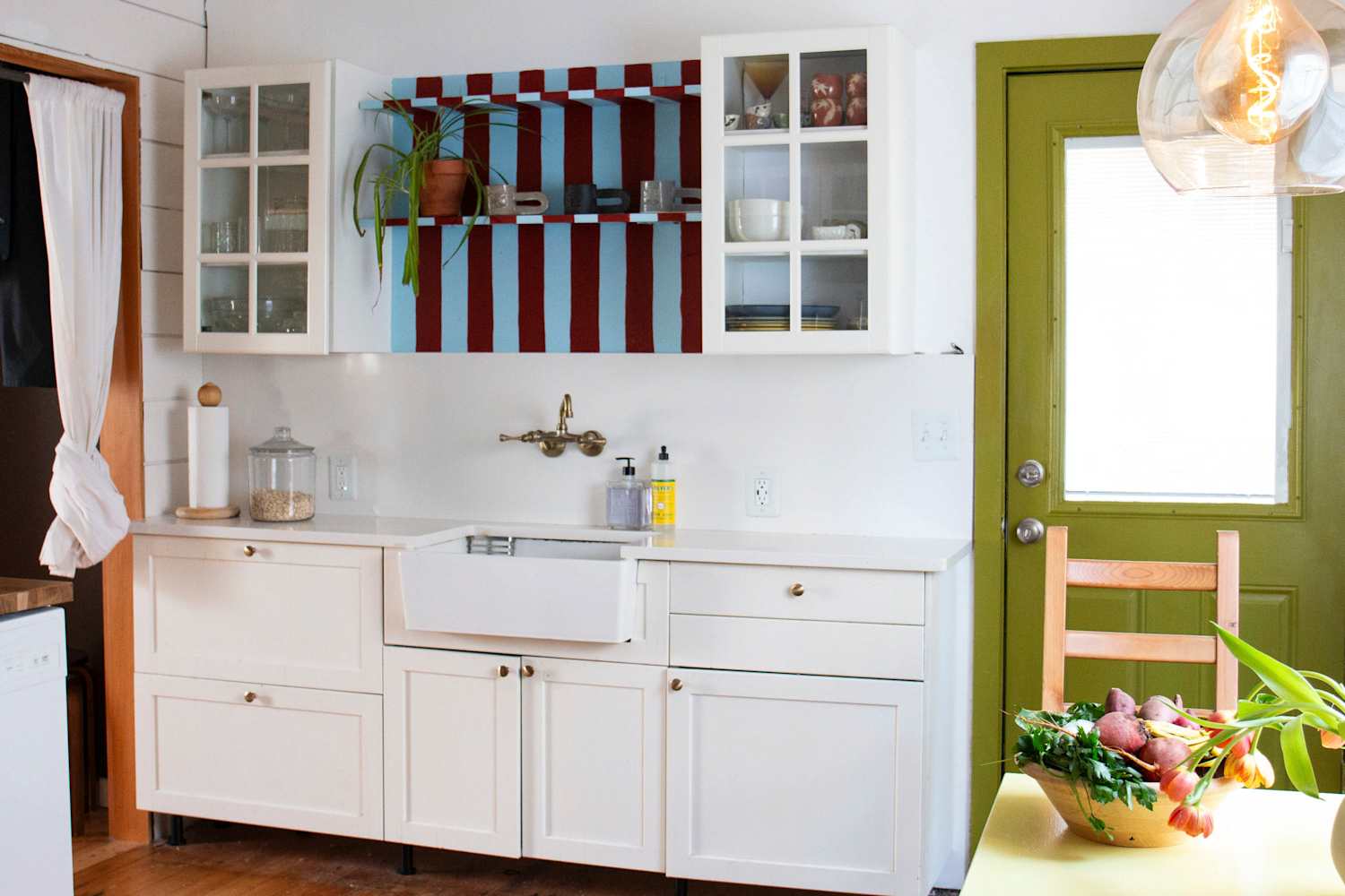 I put a garden trellis in my kitchen, and it was brilliant